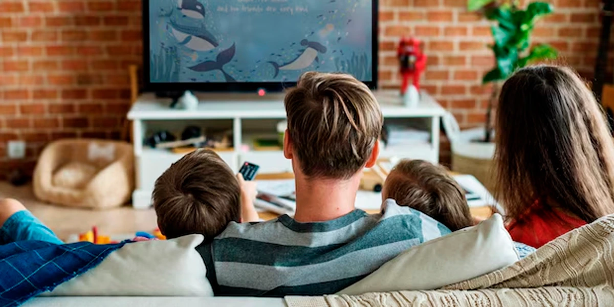 30 Melhores Filmes para Assistir em Família 2025 | Guia Completo por Idade